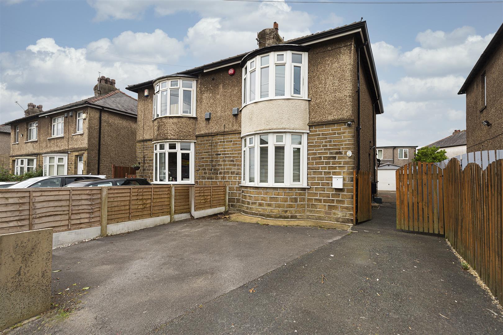 House - Semi-Detached : New Hey Road, Oakes, Huddersfield